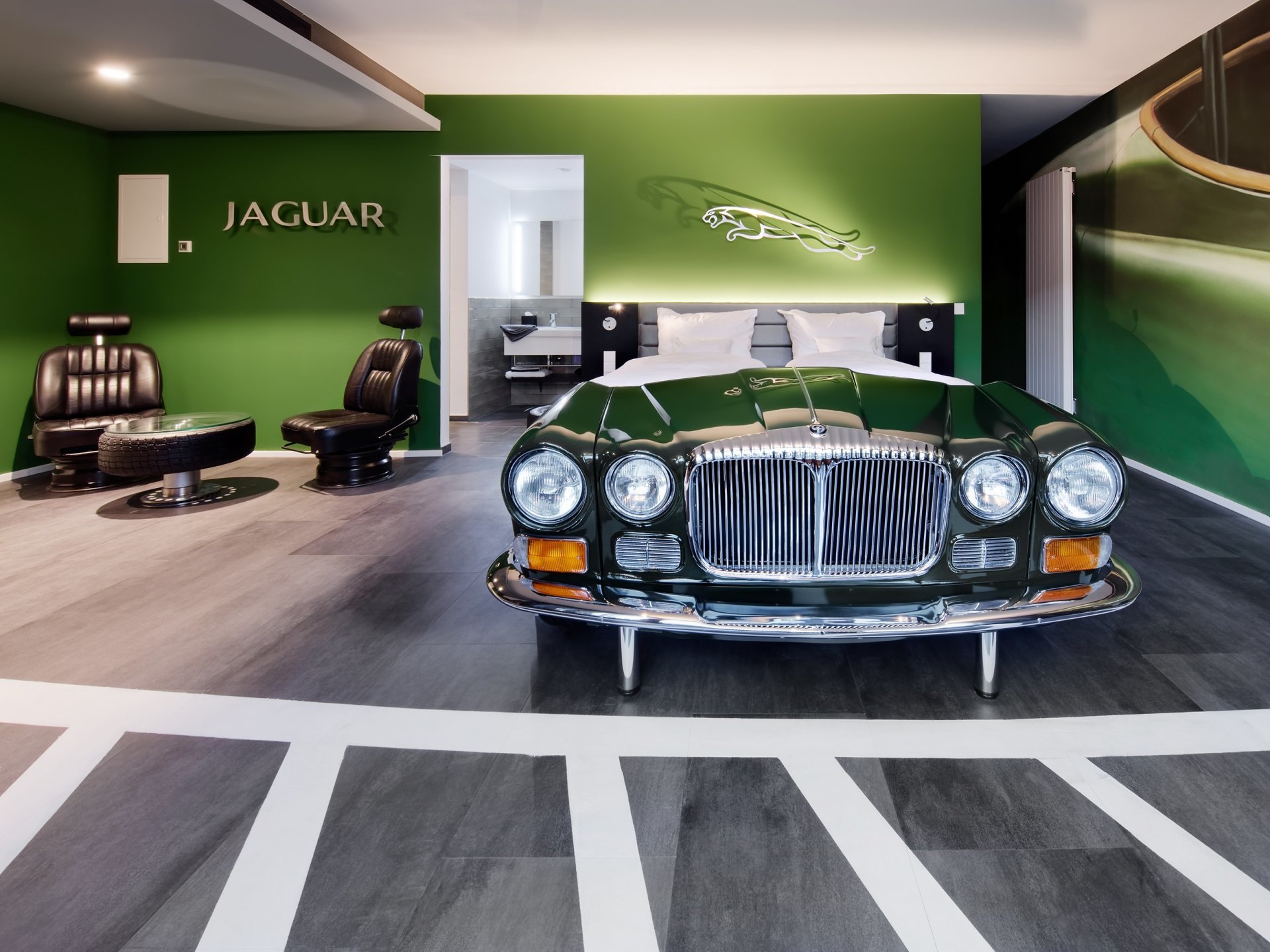 Automobile Museumtour im V8 Hotel MOTORWORLD Region Stuttgart in ...